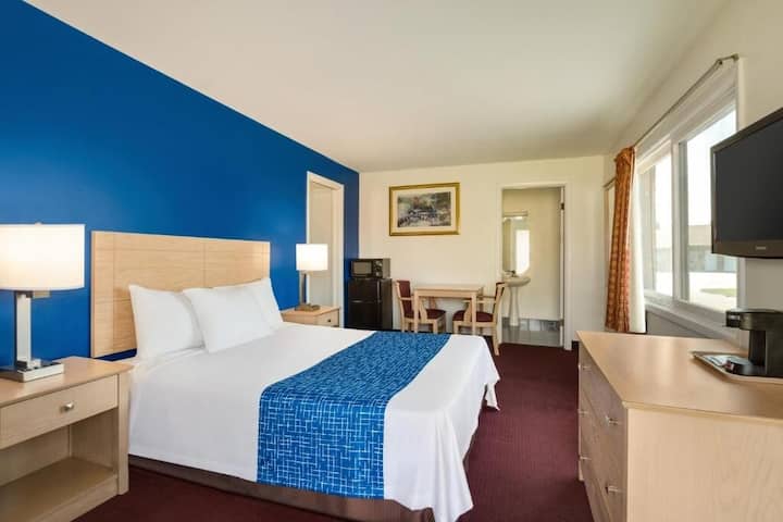 Queen Bed| Travelodge Niagara Falls| Free Parking - Niagara Falls