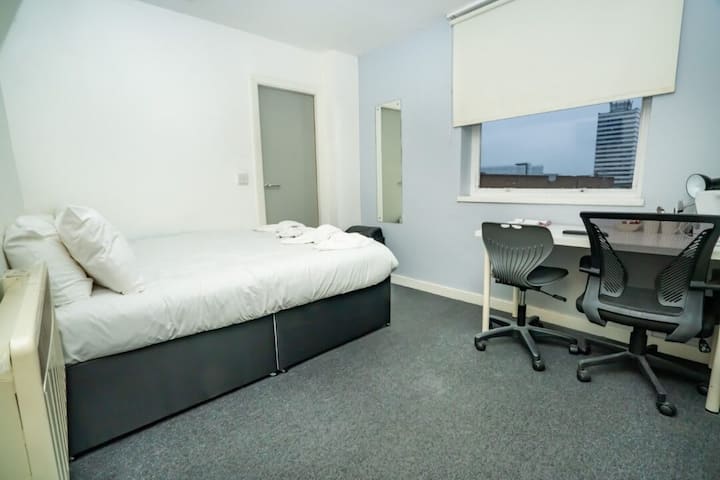 Budget Bright En-suite Room In Central Coventry - Coventry
