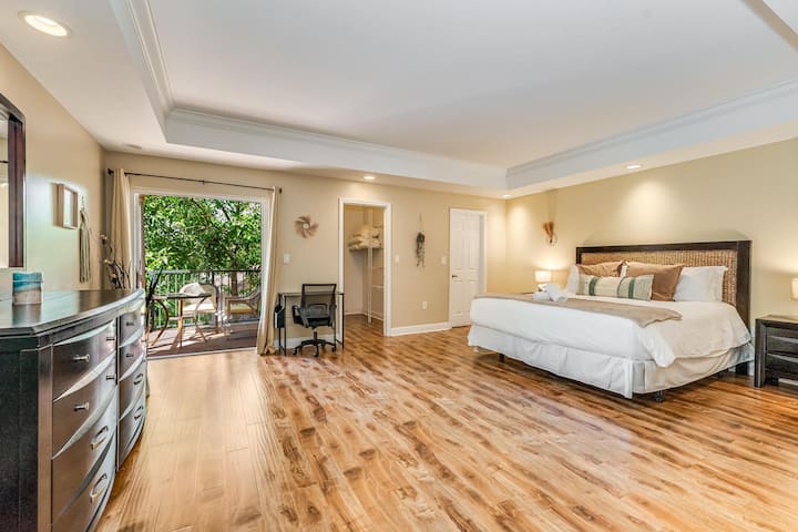 Salty Fox – 5bd Oasis W/ Spa, Beach & Downtown - Fort Lauderdale, FL