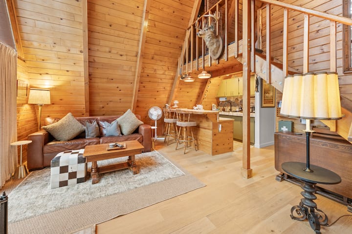 The Highpoint A-frame W/ Deck & Mountain Vibes - Big Bear Lake, CA
