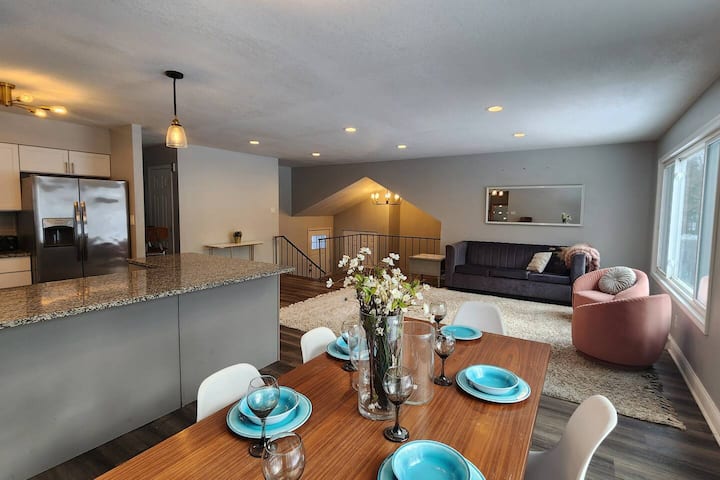 Sprawling Woodland Retreat - Portage, IN