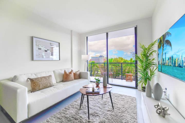 Prime Doral Location | Pool & Gym - Doral