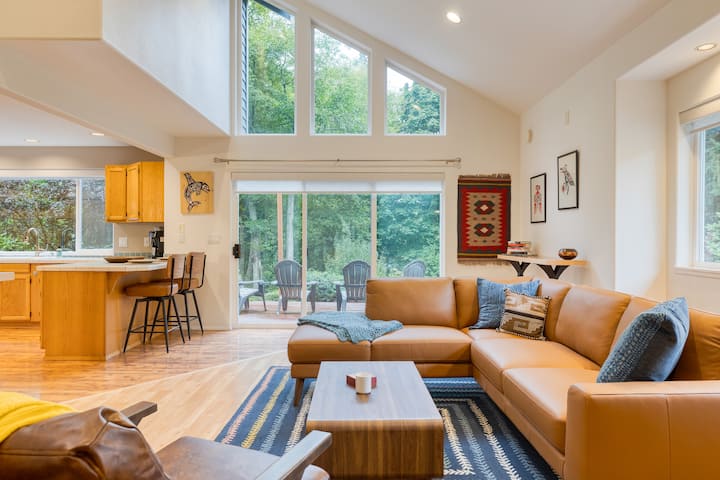 Refined Island Retreat W/ Firepit + Deck + Views - Mukilteo Beach, WA