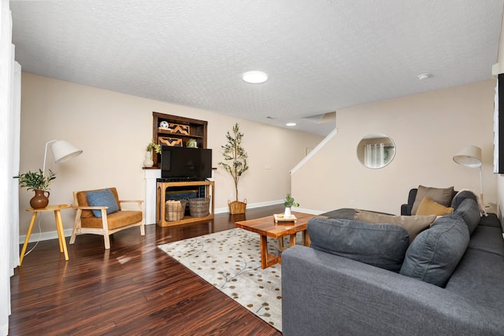 Modern Comfort Near Polaris | 3br Home W/ Garage - Polaris, OH