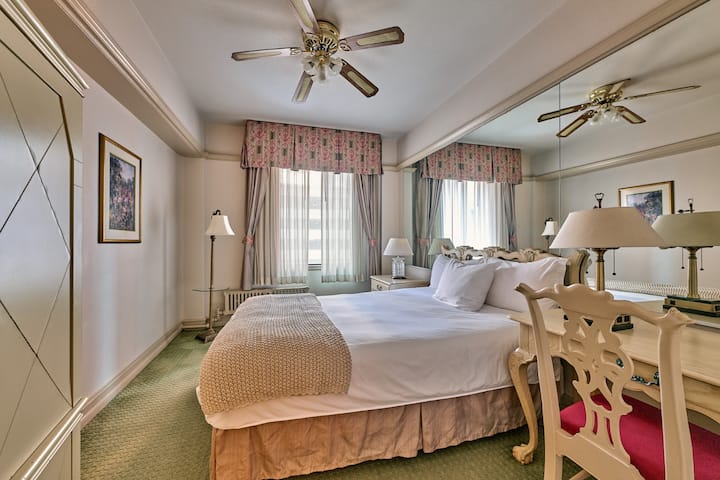 Queen Room In Historic Boutique Hotel - Phoenix, AZ