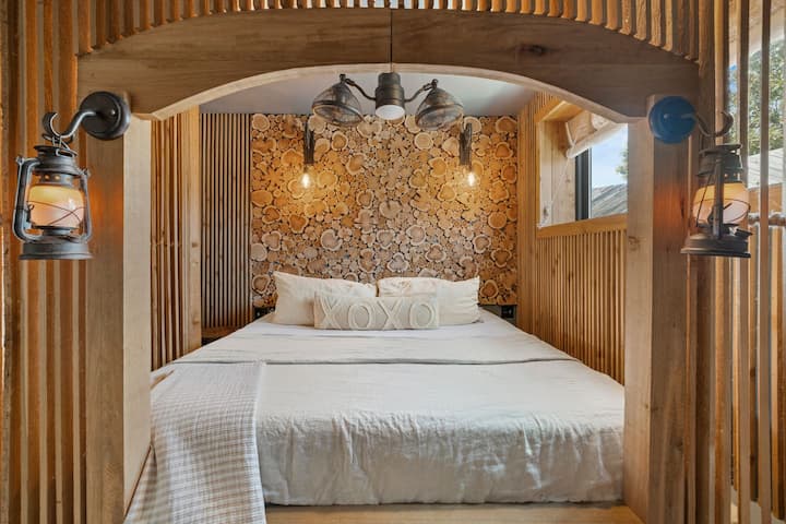 Flame-inspired Haven + Outdoor Tv Lounge & Hot Tub - Fredericksburg, TX