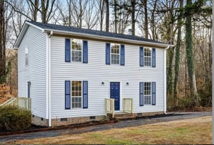 Cozy Seneca Getaway • Pet Friendly • Sleeps 7! - Walhalla, SC