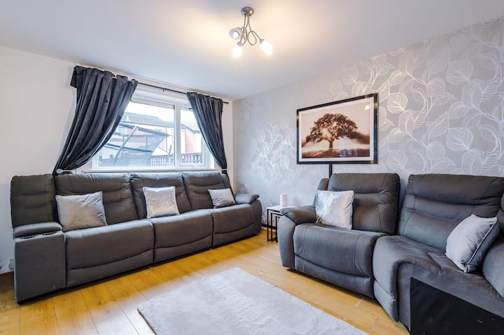 Spacious Stay | Middleton Manchester + City Access - Oldham