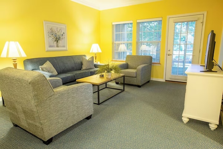 4 Private Ozark Rooms W/ Kitchen & Lounge - Branson, MO