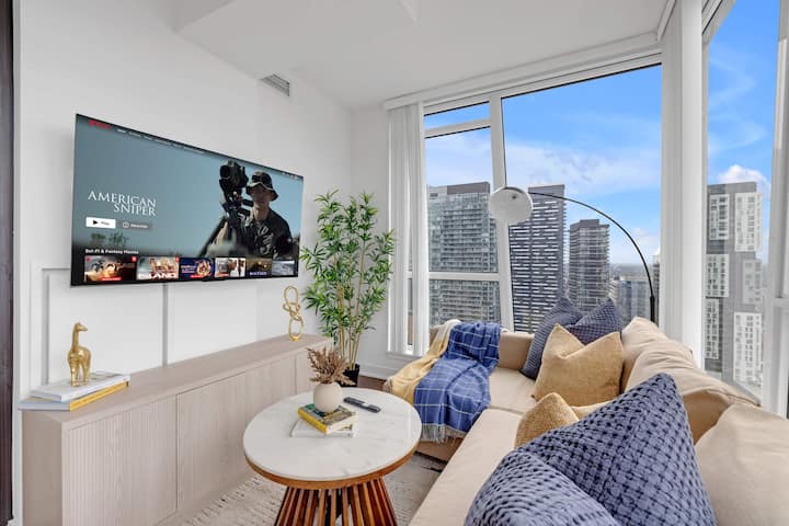 Chic Arts District Flat With King Bed And Parking - Toronto