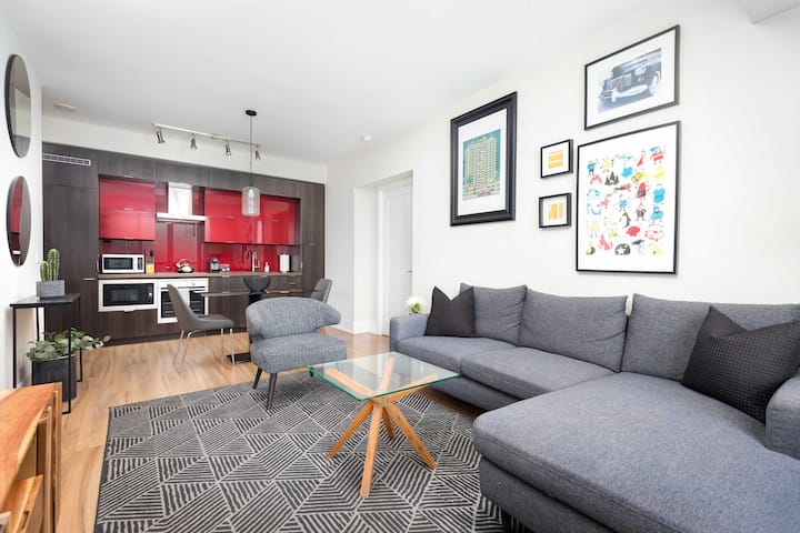 Elite 2br Oasis: Cn Tower Steps & Free Parking - Toronto