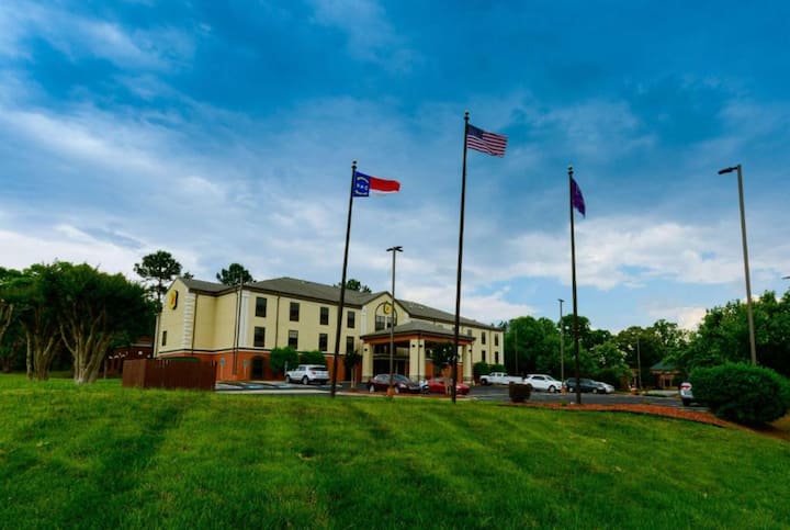 Minutes From Gso Airport + Free Breakfast - High Point, NC