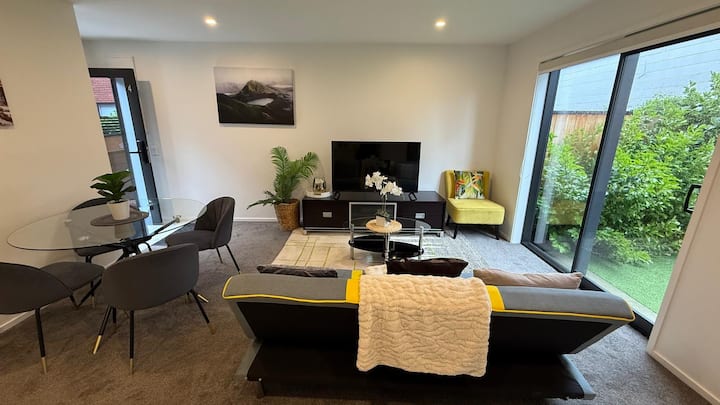 Stylish Cashel Townhouse Stay - Christchurch