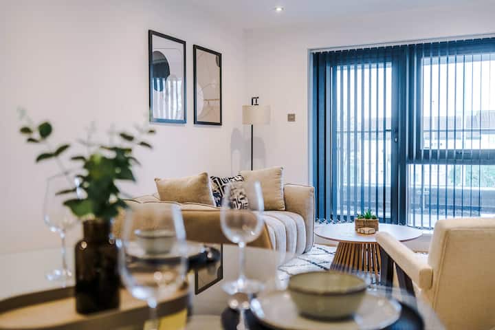 Stylish City Centre Apt W/ Balcony & Free Parking - リーズ