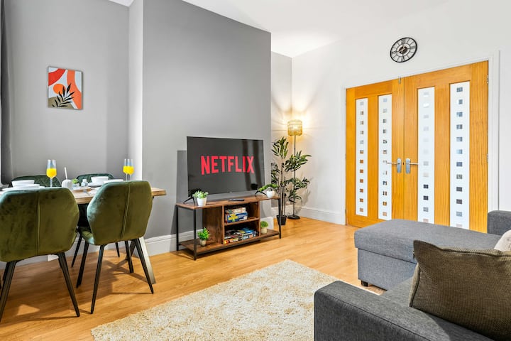 Spacious 4 Bed Home | Free Parking & Fast Wifi - Stockport