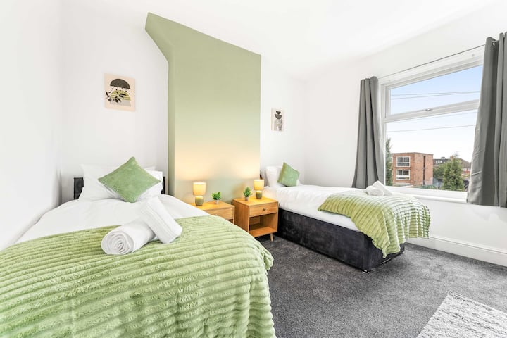 4-bed Contractor Home | Free Parking | Discounts - Stockport