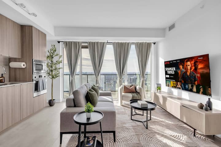 Panoramic City Views | Pool, Hot Tub & Gym Perks - Toronto