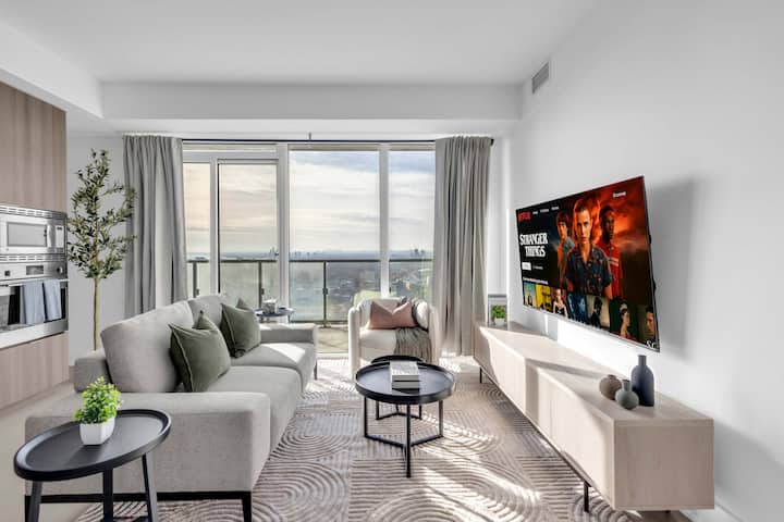 Panoramic City Views | Pool, Hot Tub & Gym Perks - Toronto