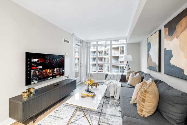 Modern Cityplace Gem: 2br Near Waterfront & Park - Toronto