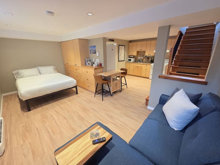 New Midtown Rossland Studio Apartment - Rossland