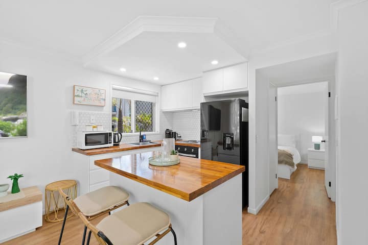 Coastline Tranquility Renovated Elevated Apartment - Surfers Paradise