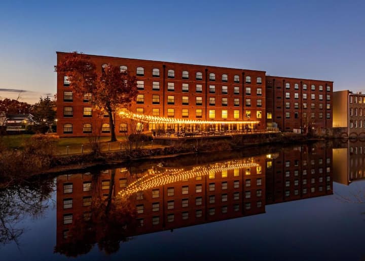 Riverview King Suite + Restaurant & Sauna - Warwick, RI