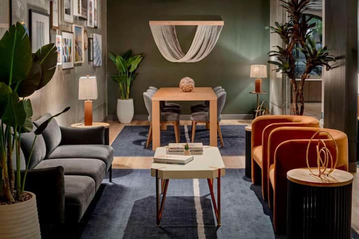 2 Queens + Restaurant & Sauna - Warwick, RI