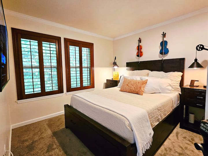 Private Bedroom I Fox Den W Hot Tub And Arcade - Everett, WA