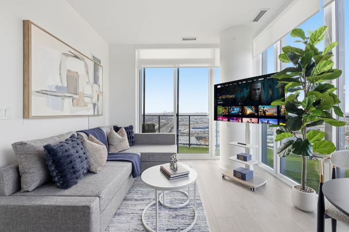 Modern 2br Retreat With Patio & Parking - Toronto