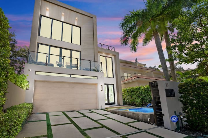 Modern Coastal Retreat In Prime Downtown Fort - Fort Lauderdale, FL