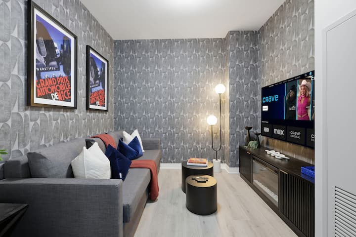 2 Bedroom Townhouse + Parking + 65" Tv - Toronto