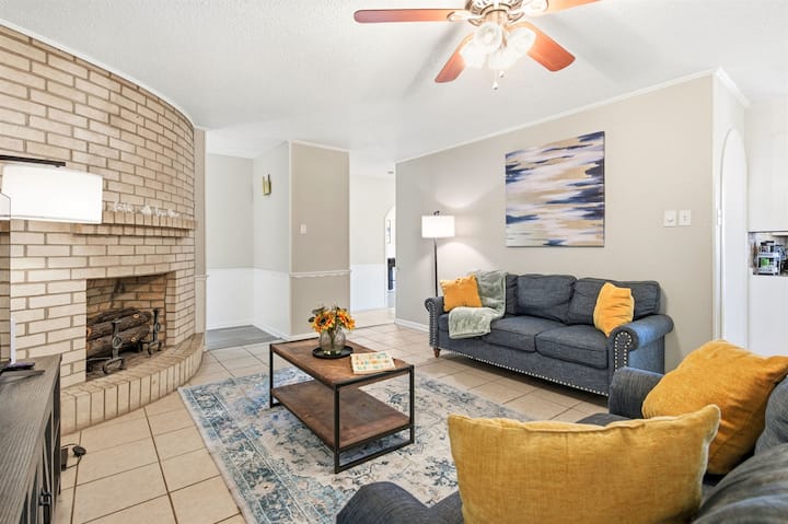 Generously Sized 5 Bedroom Retreat - Abilene, TX