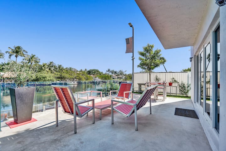 Cozy Unit W/mini-golf & Balcony - Deerfield Beach, FL