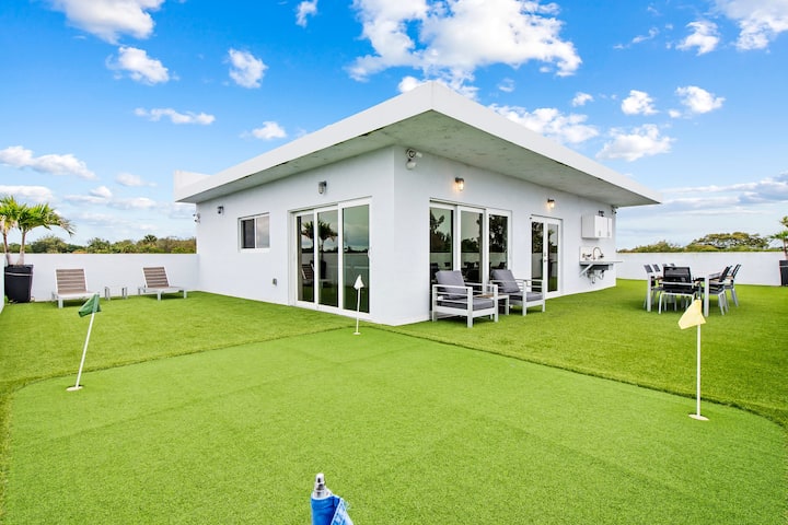 Spacious Apartment W/patio & Mini-golf - Deerfield Beach, FL