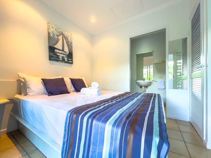 Island Glow - Airlie Beach
