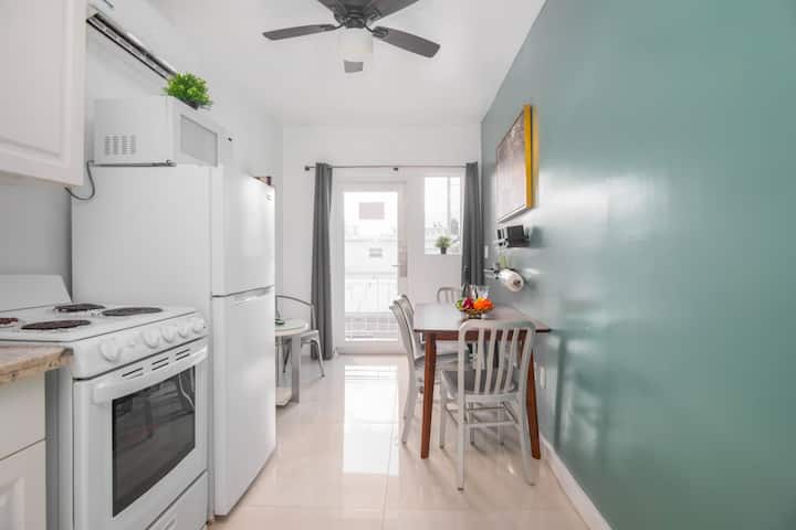 Spacious 2-bedroom Apt In The Heart Of Sobe - Miami Beach