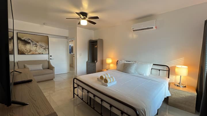 Spacious 2-bedroom Apt In The Heart Of Sobe - South Beach, FL