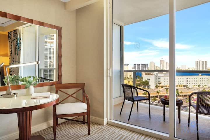 Deluxe Baychfront Studio W/ Balcony + Amazing Pool - Sunny Isles Beach