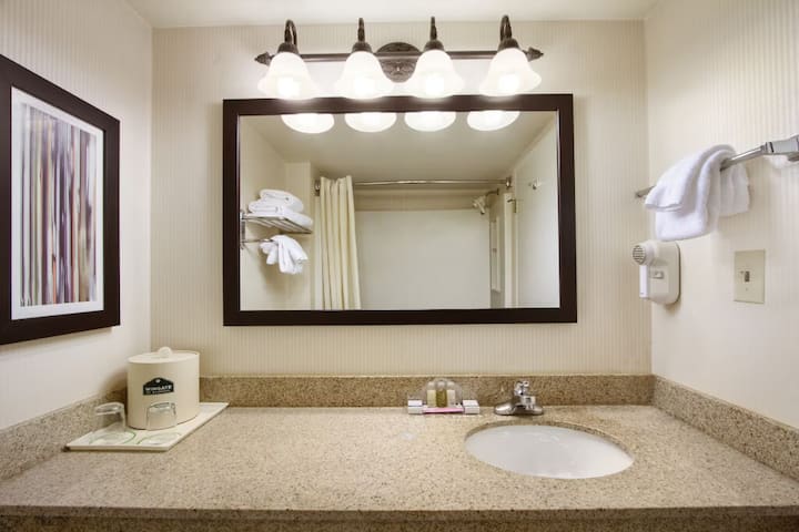 Wingate Chattanooga | King Bed | Near Downtown - Chattanooga, TN