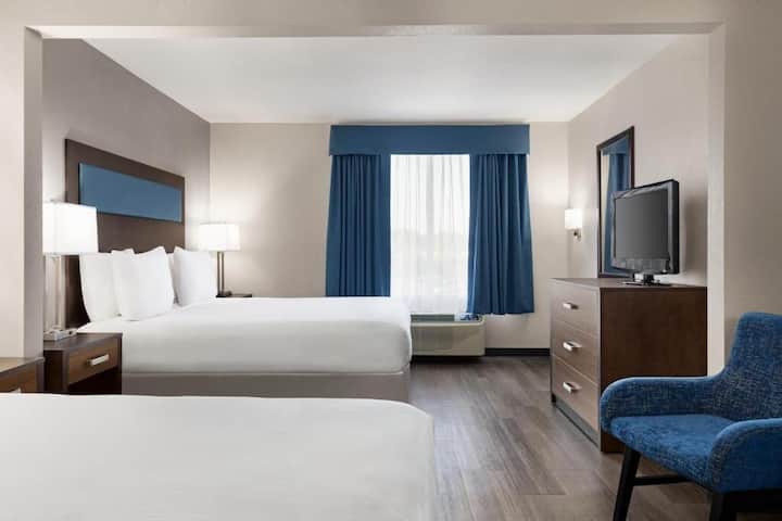 Wingate Southport | King & Queen | Near Airport - Southport, NC