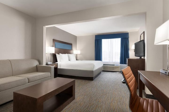 King Bed | Wingate Southport | Seasonal Pool - Bald Head Island, NC