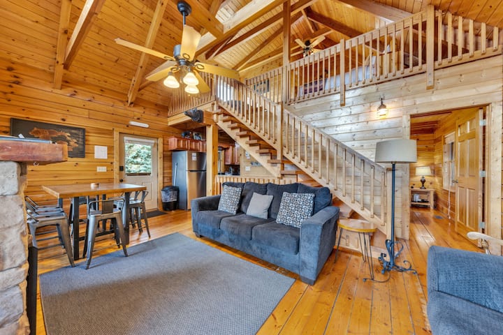 High Cotton | Epic Views, Hot Tub, & Pool Table! - Wears Valley, TN