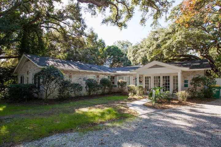 Pelican House 3 Bedrooms, 2 Bathrooms - Jekyll Island, GA