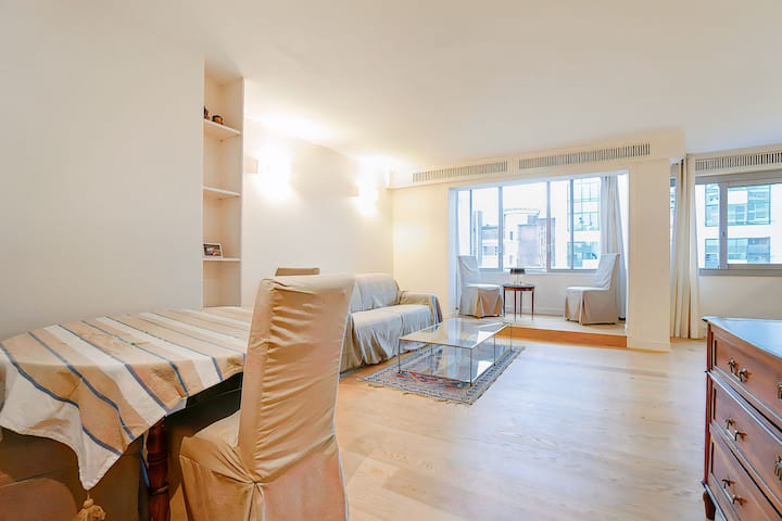 Bel Appartement Lumineux - Parking Privé - ibis Levallois Perret