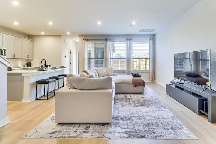 < 2 Mi Kalahari & Dell Diamond! Modern Townhome - Round Rock, TX