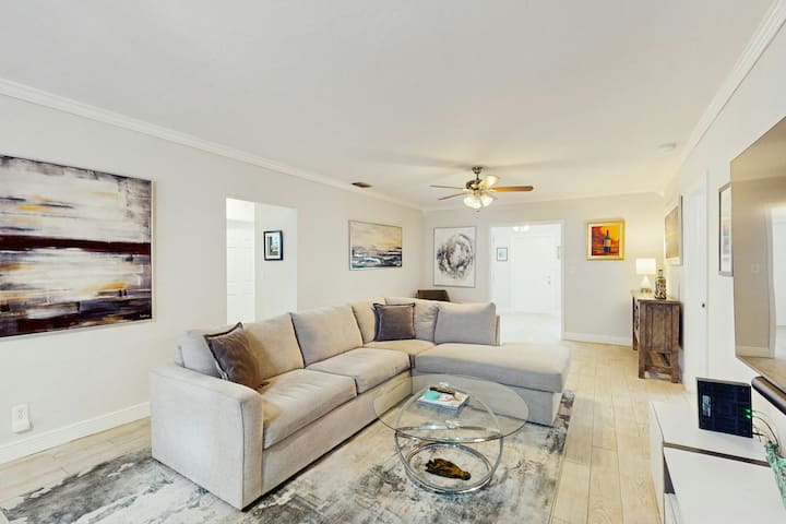 2br Home With Heated Pool, 85" Tv & Grill - Fort Lauderdale