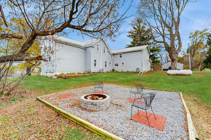 6 Br House W/ Hot Tub, Fireplace + Dog Friendly - Dundee, NY