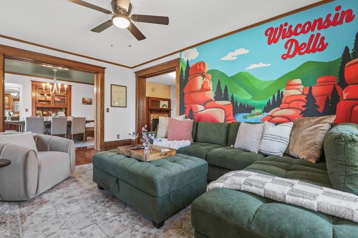 Hot Tub - Sauna - Game Room - Pets - Walk Downtown - Wisconsin Dells, WI