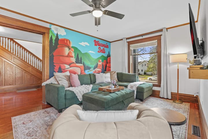 Walk Downtown + Hot Tub + Sauna + Game Room + Pets - Wisconsin Dells, WI