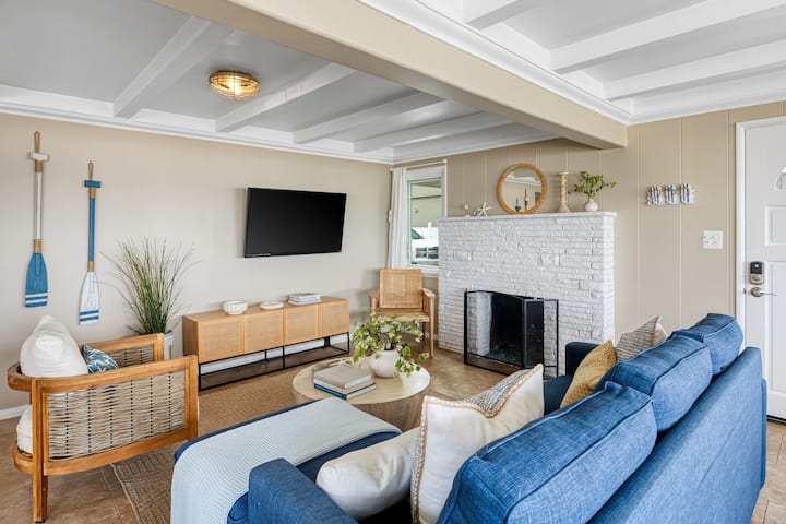 Waterfront Views & Walk To Newport Beach + Patio - Newport Beach, CA